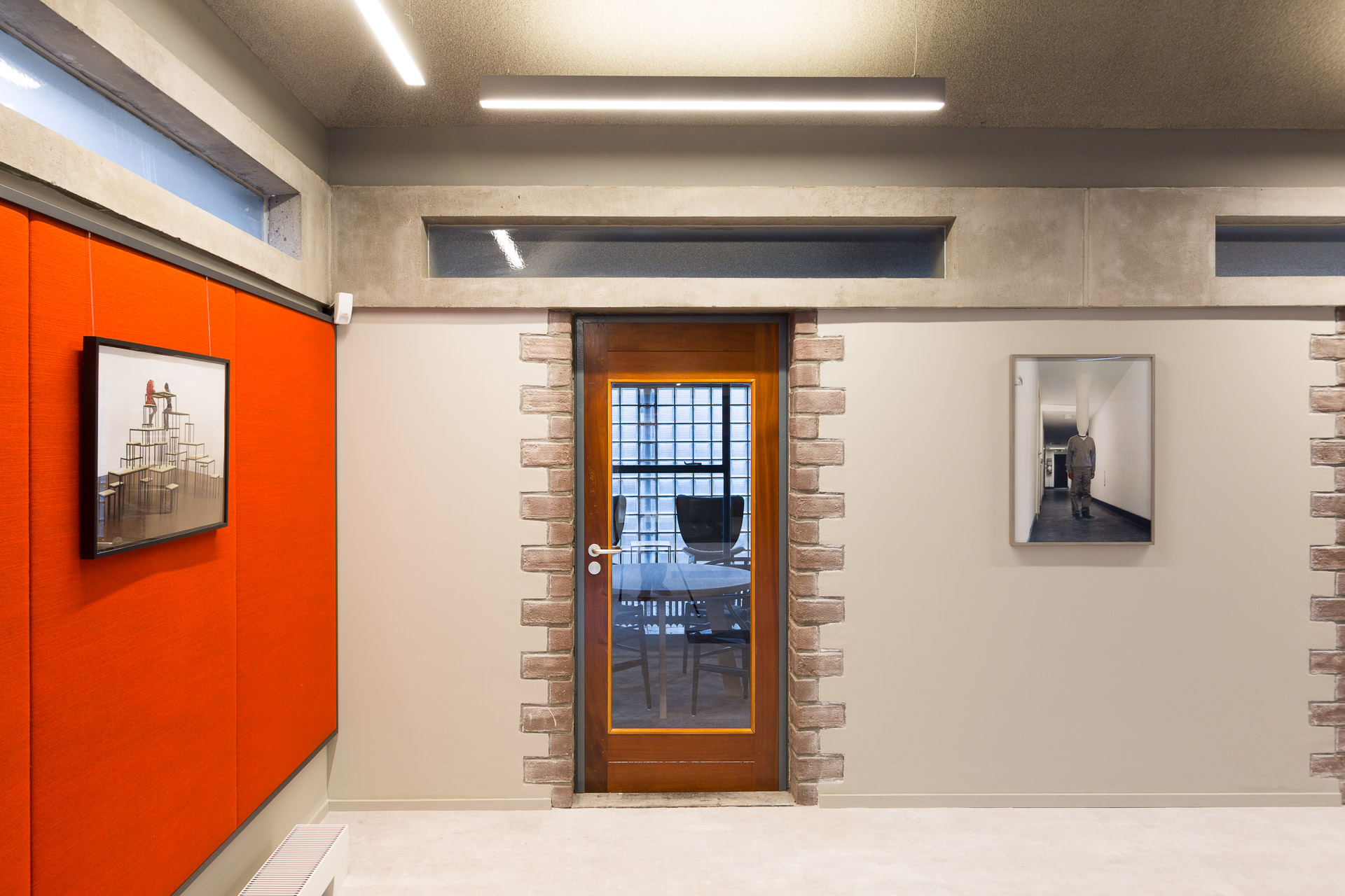 Kunstenaar William Cobbing gaat interactie aan met zijn directe ...